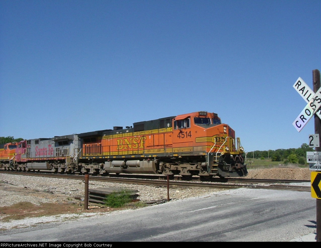 BNSF 4514 eastbound at Country Road 1100